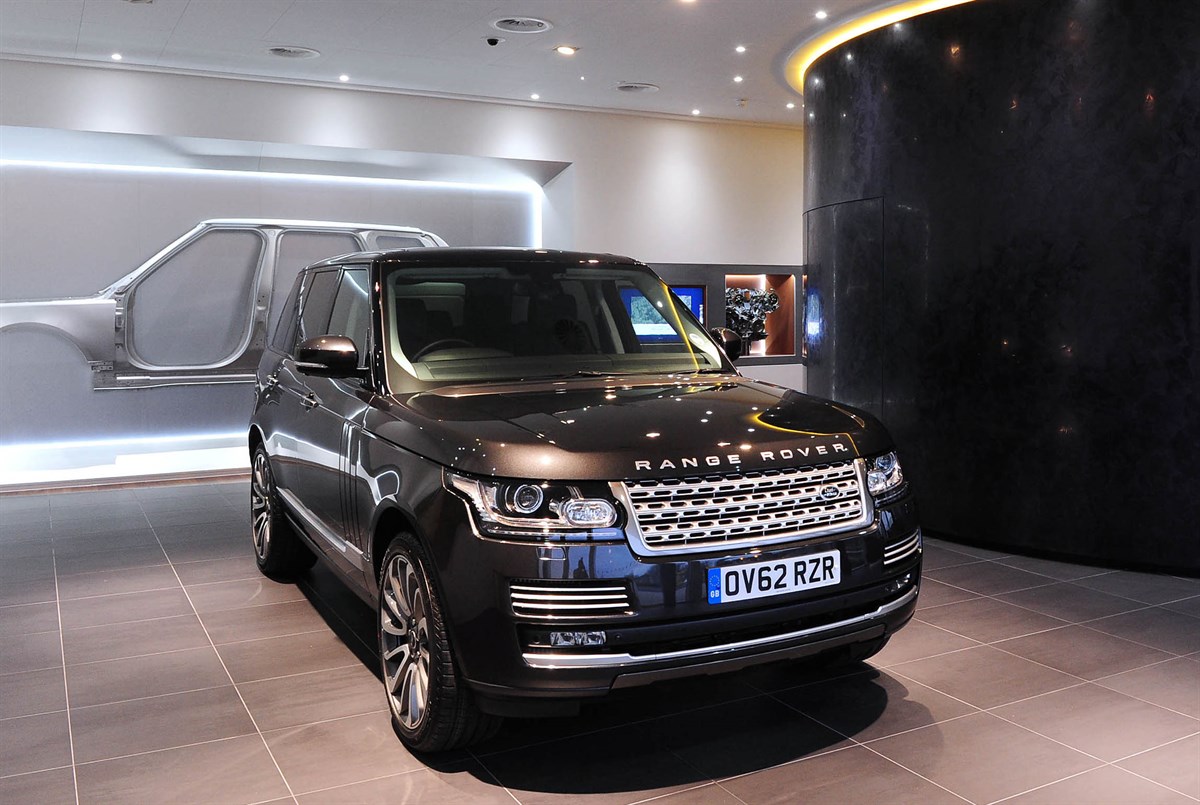 First drive: Range Rover | Car review holder page