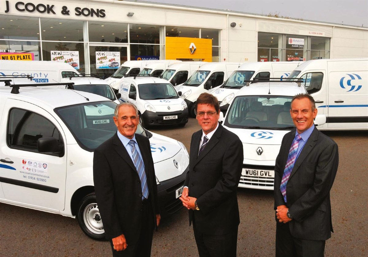 Carco dealership hands over 14 Renaults in fleet deal | AM-online